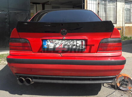 Ducktail BMW E36 křídlo ve stylu rocket bunny sedan